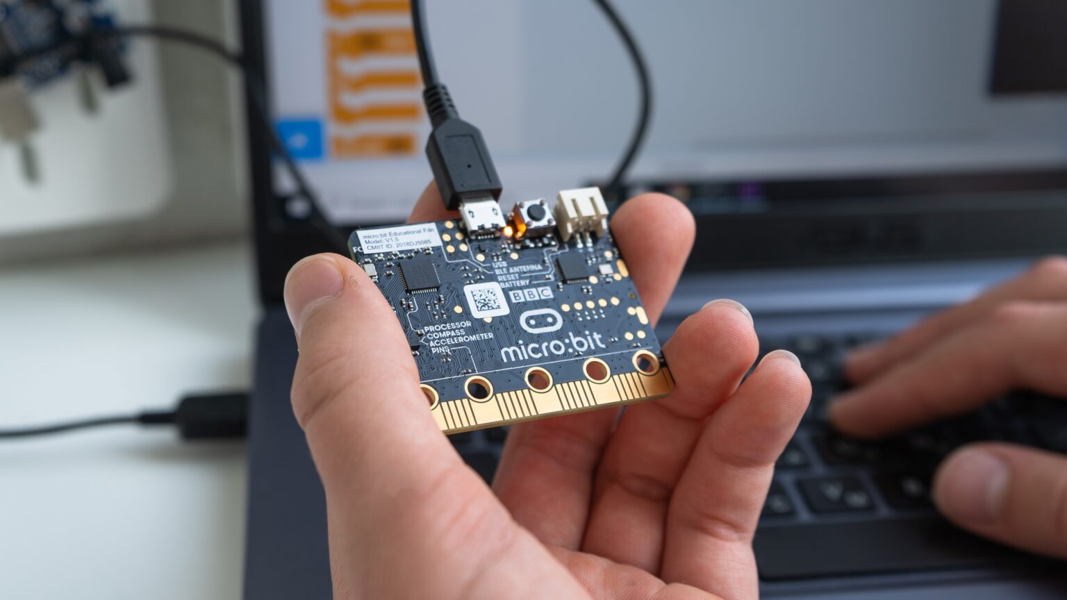 Micro:bit leenbox nu verkrijgbaar - Instruct